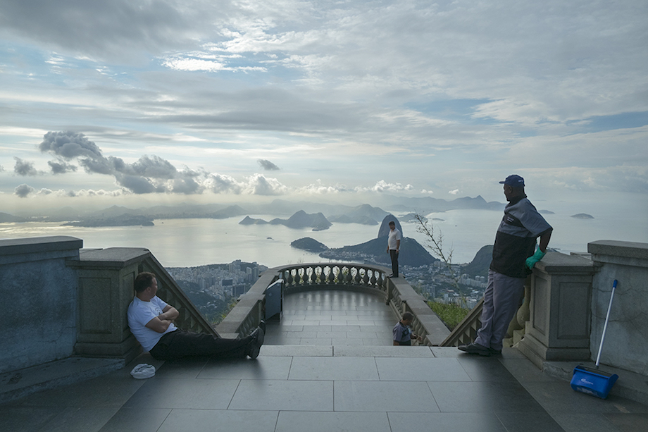 Oliver Curtis Photographs The World's Most Familiar Sights In A Totally ...