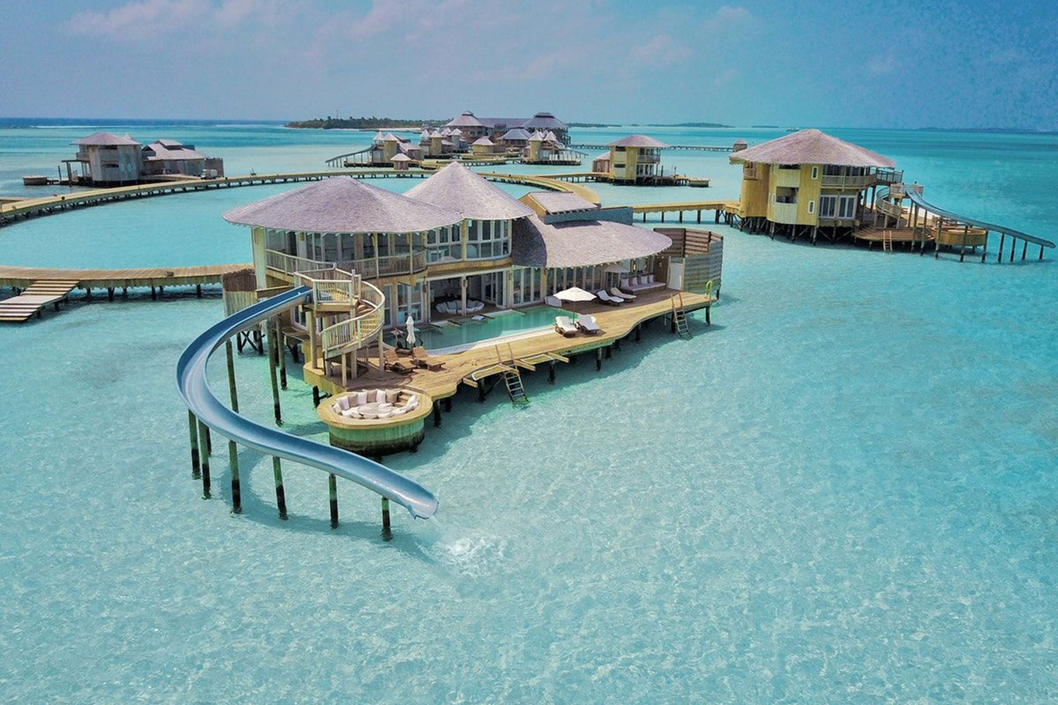 Saudi Arabia Unveils Futuristic Spaceship-Style Overwater Villas In ...