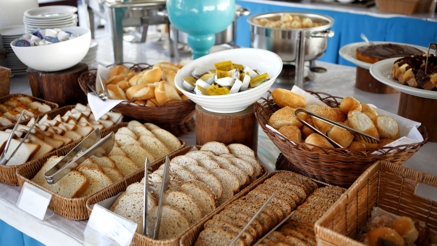 Hotel Insider Shares Hygiene Tips for Safer Buffet Choices