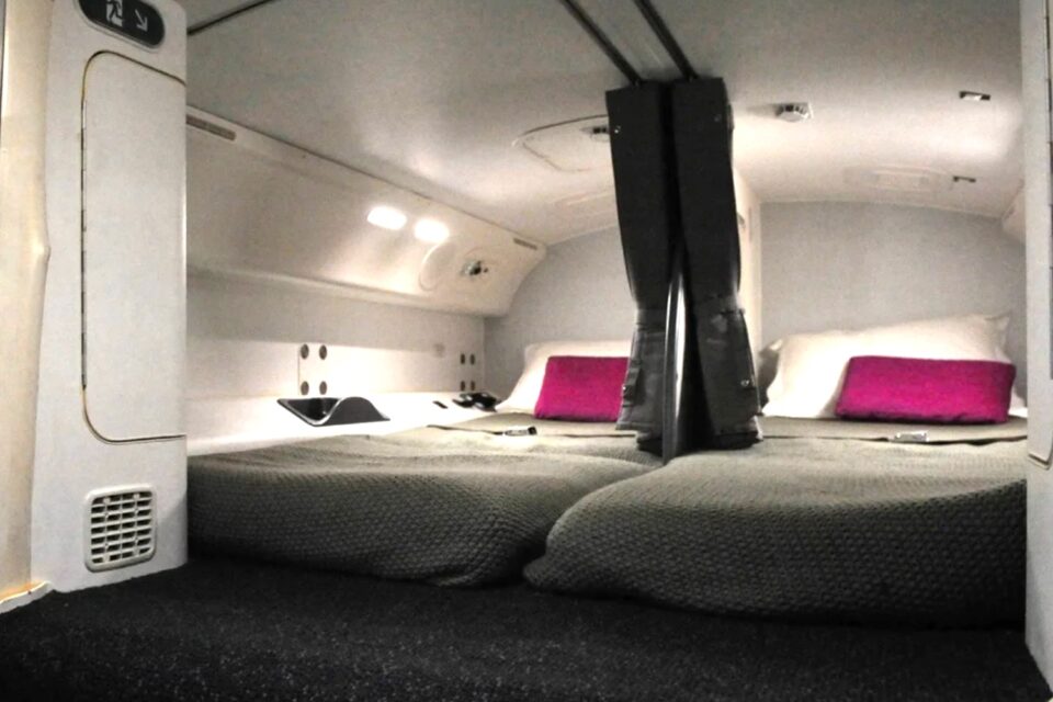 Inside the Hidden Rest Cabins Used by Flight Crew on Long-Haul Flights