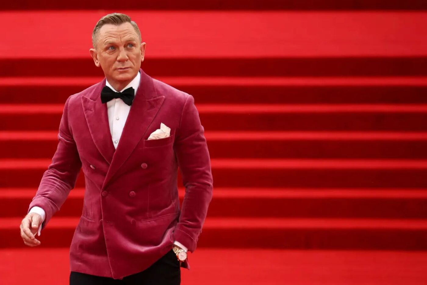 Daniel Craig Debuts New Haircut After 'Bond' In Bizarre LOEWE ...