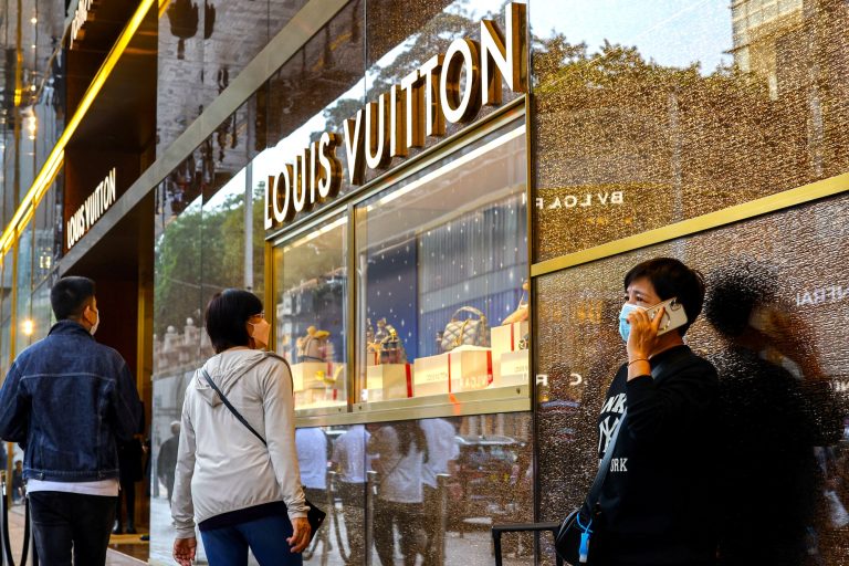 LVMH Boss Bernard Arnault's Net Worth Plunged $50 Billion Last Year ...